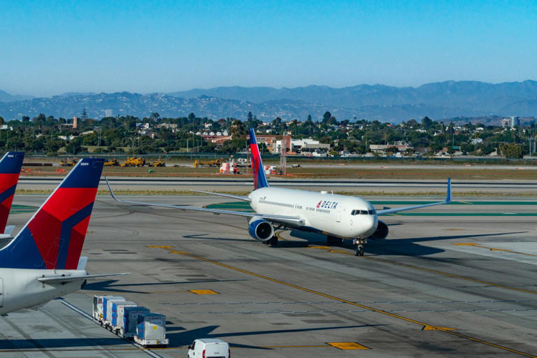 Chaotic moment Delta passenger takes over gate counter and tees off on ...