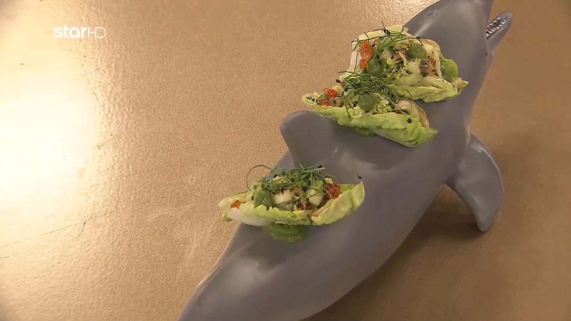 Σε άλλο επίπεδο το πιάτο του Πέτρου: Το σέρβιρε σε λούτρινο δελφίνι!