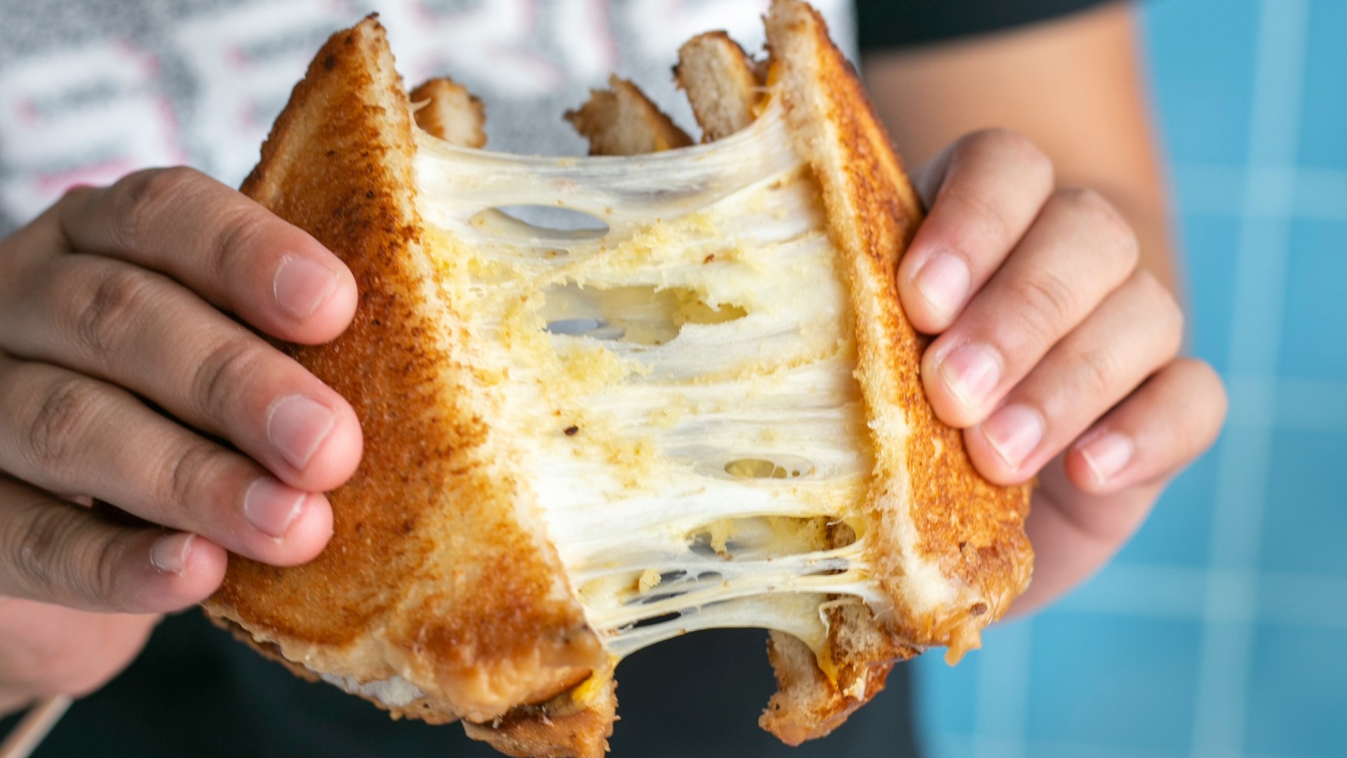 20 bland dishes that taste way better with cheese