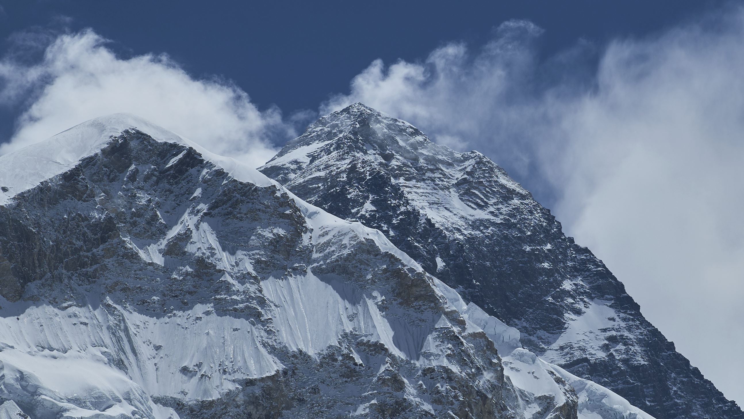 Icefall leads to dramatic rescue on Everest