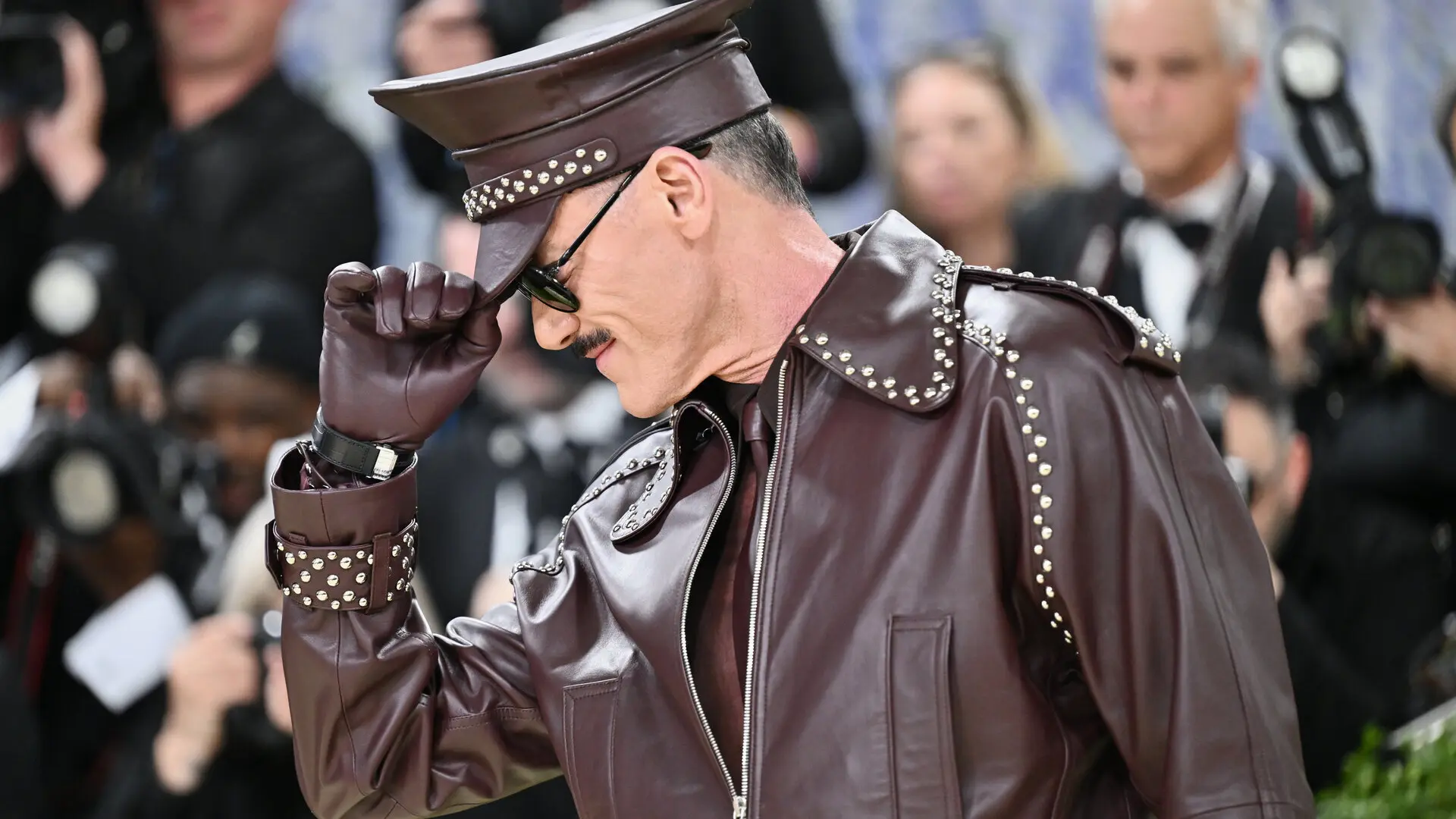 Luke Evans imprime acento español a la gala Met con un diseño de Palomo ...