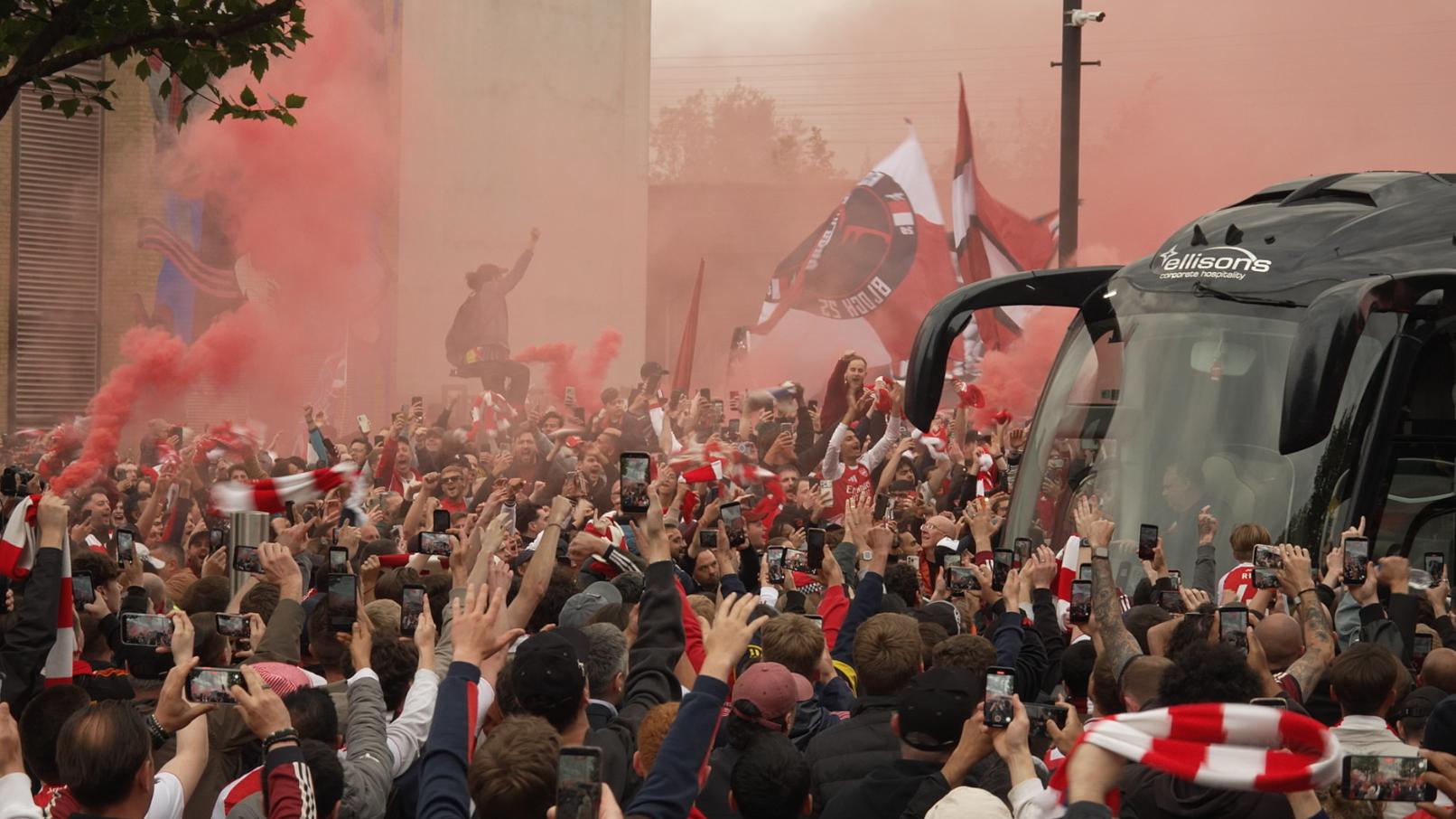 Raucous welcome for Arsenal team bus and boos for Atletico's ahead of ...