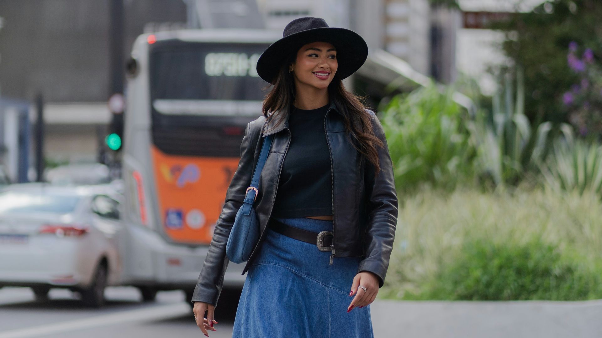 20 clothes women wear that make men think they’re old-fashioned