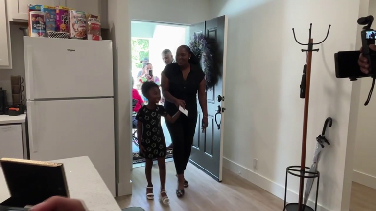 Tampa Bay Buccaneers legend Warrick Dunn gives back to Sarasota family ...