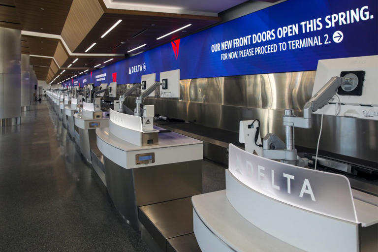 Chaotic moment Delta passenger takes over gate counter and tees off on ...