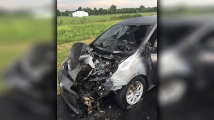 Geger main HP dalam mobil saat hujan nyaris tersambar petir, begini ...