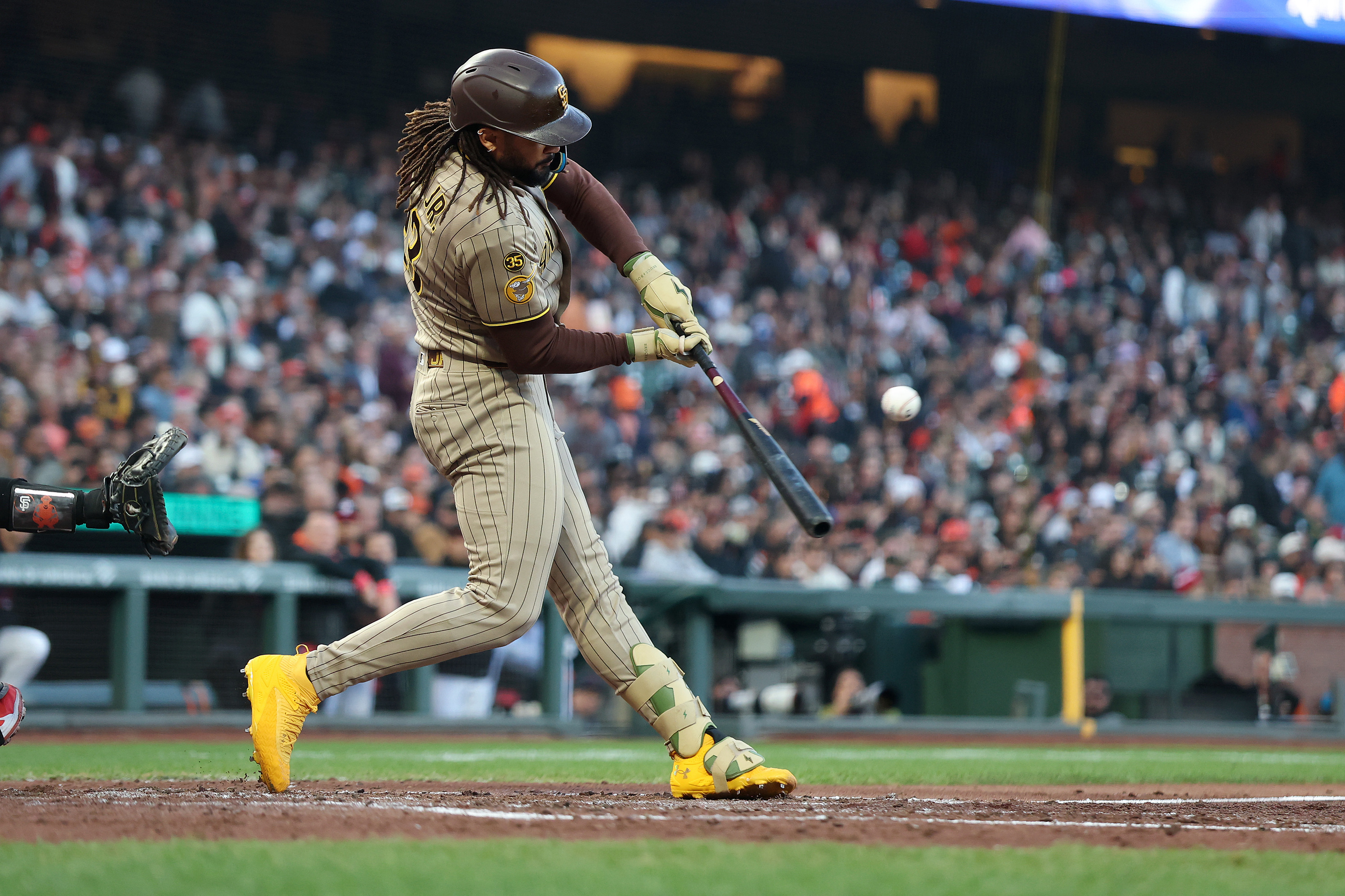 Padres mix up lineup, light up scoreboard in victory over Giants