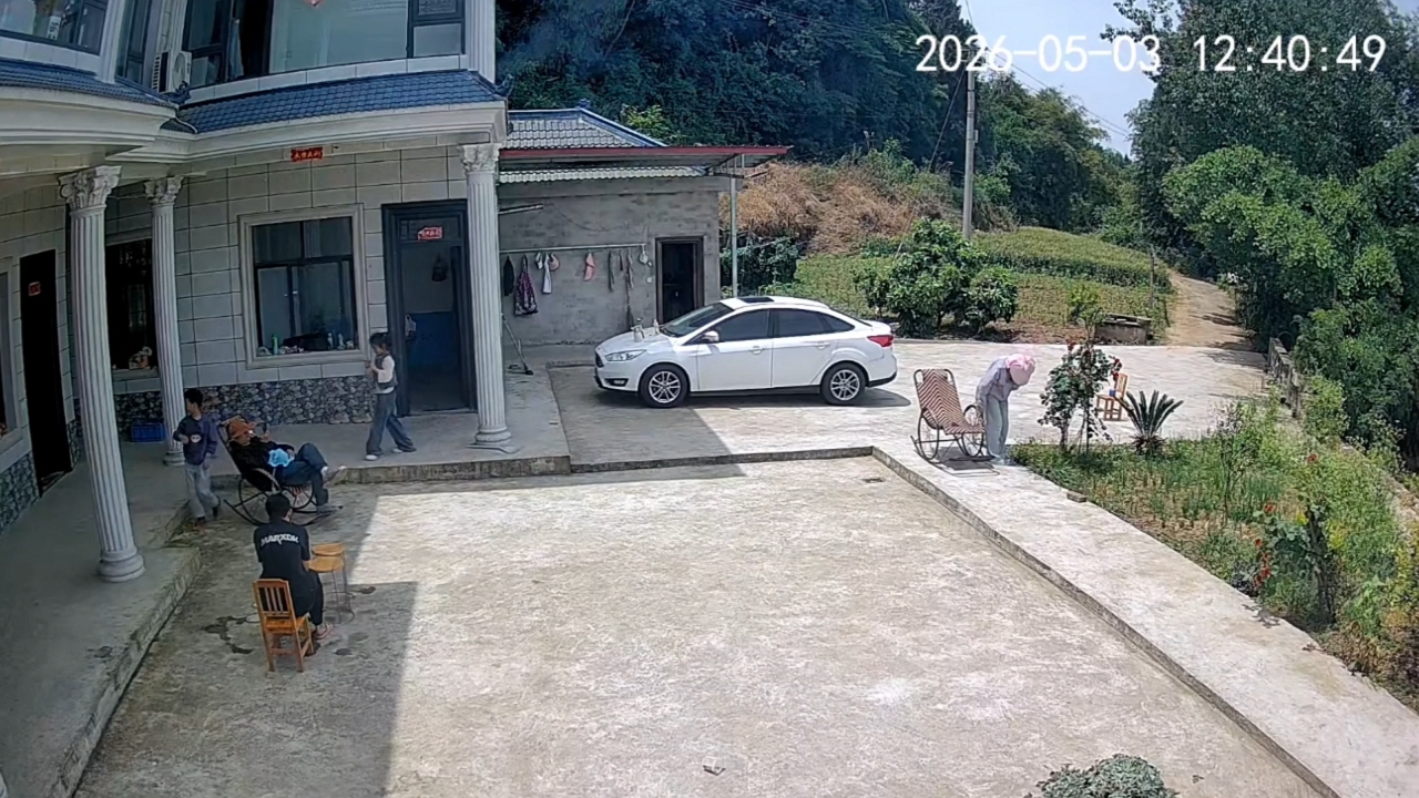 Person falls off rocking chair outside house in Sichuan