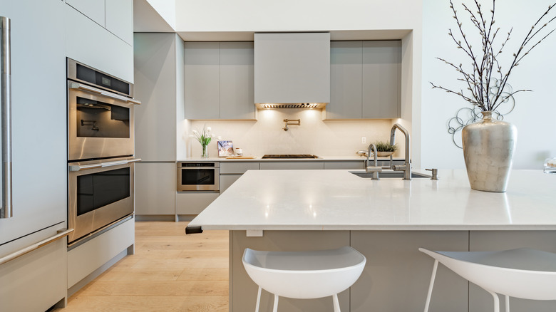 The 6 best cabinet colors to make a small kitchen feel more spacious
