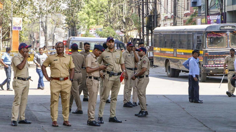 Pakistan-linked smuggling racket busted; heroin, foreign weapons seized ...