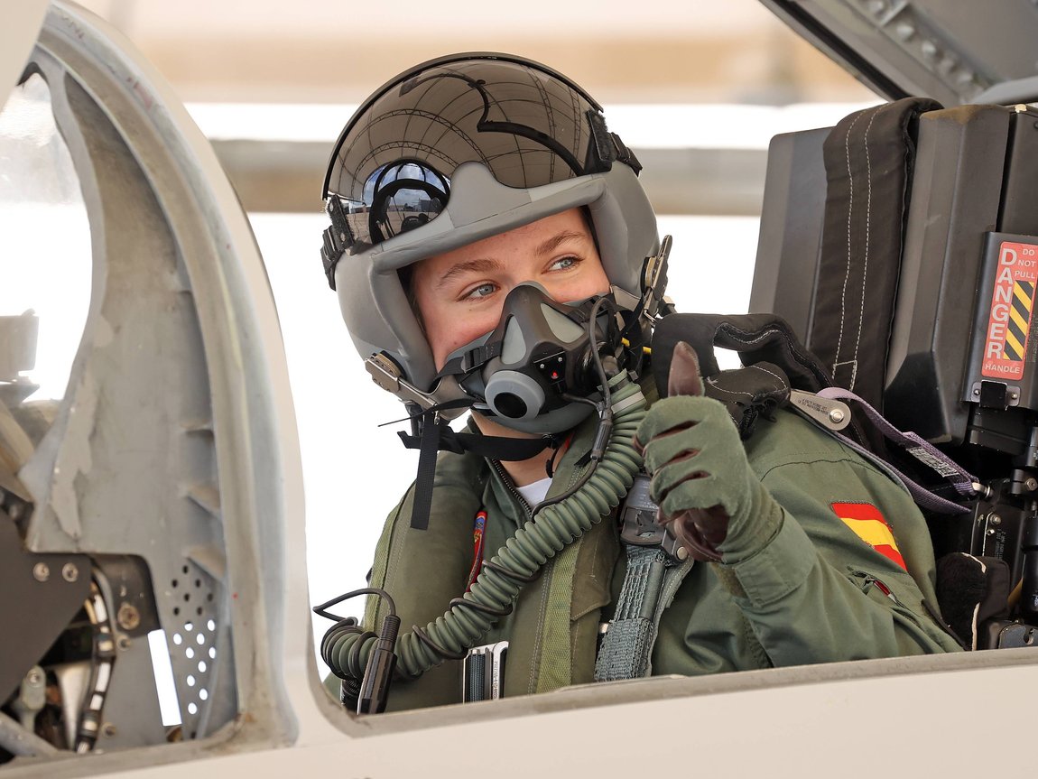 Crown Princess Leonor completes first training flight in fighter aircraft
