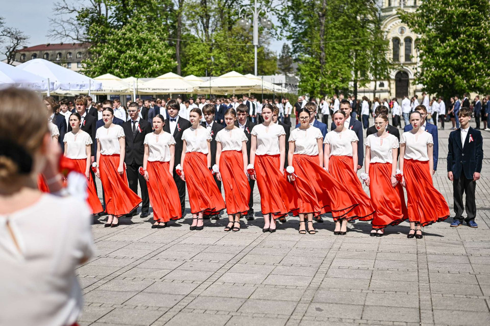 Wspaniały polonez na placu Biegańskiego. Uczniowie częstochowskich ...