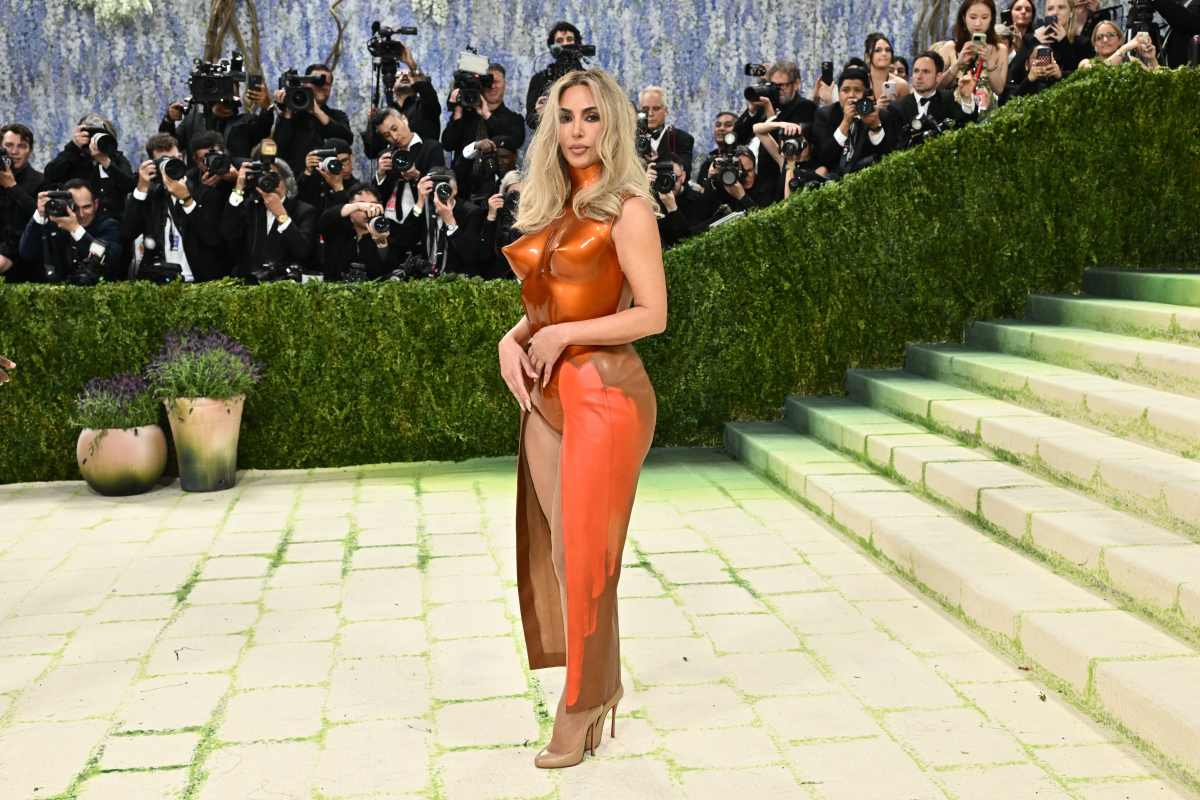 Kim Kardashian goes Instagram official with Lewis Hamilton after months ...