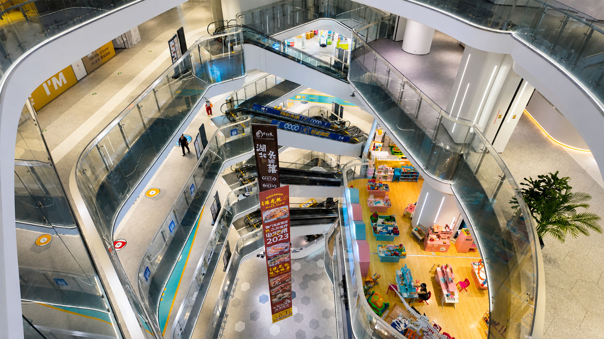 China’s modern mall shows its true scale when seen from the upper floors
