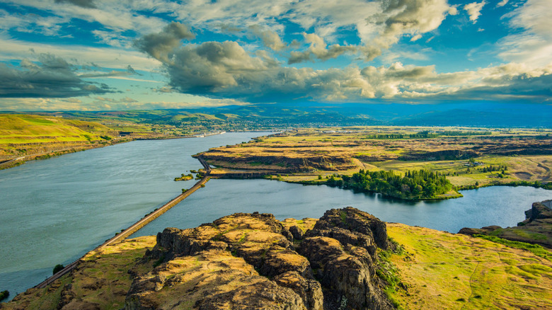 Washington's historic state park overlooks the Columbia River with ...