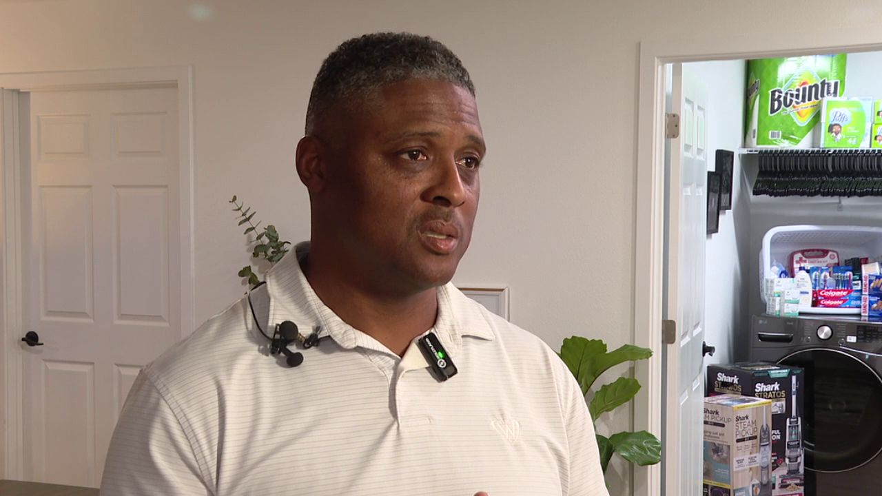 Tampa Bay Buccaneers legend Warrick Dunn gives back to Sarasota family ...