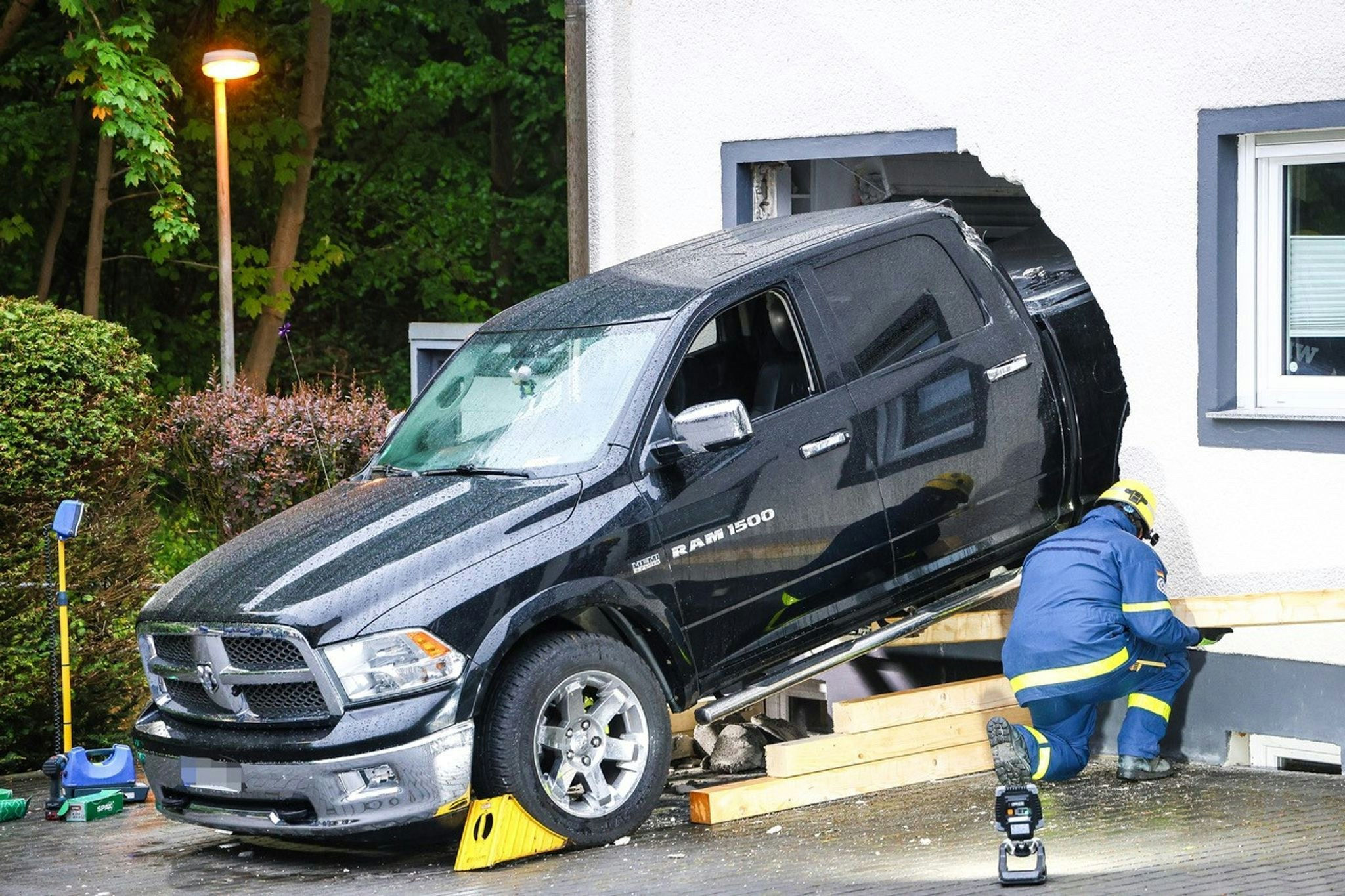 Pick-up durchbricht Hauswand in Ennepetal
