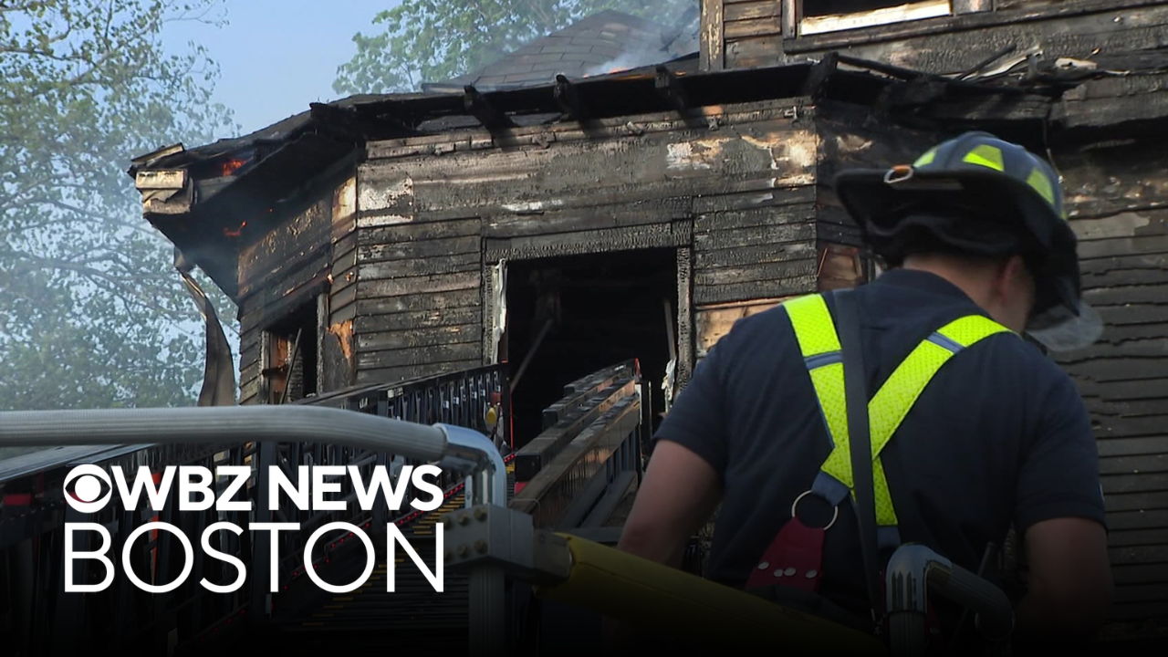 Wind-driven fire burns multiple homes in Lowell
