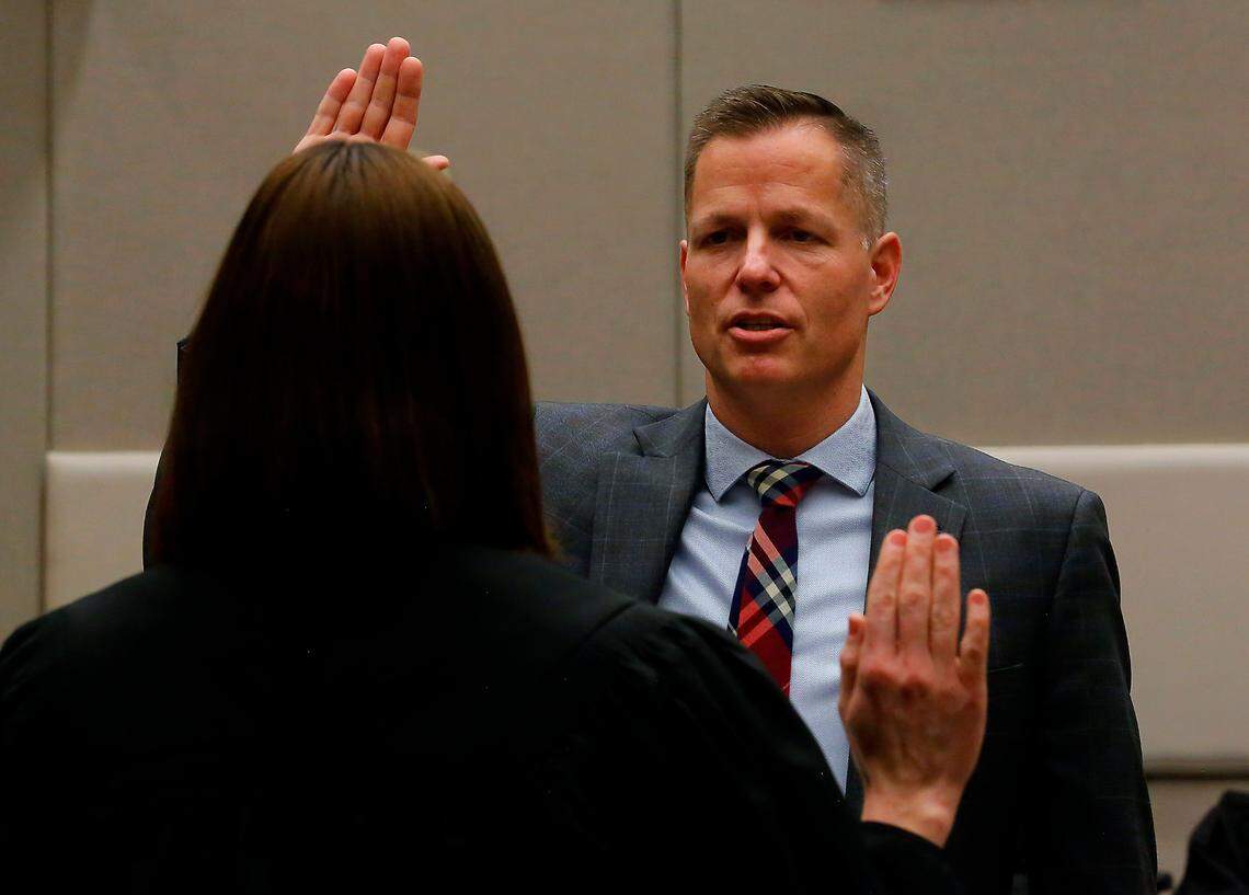 Deputy prosecutor says her old Benton Co. boss is failing. She wants ...