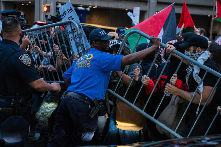 Hateful anti-Israel mob descends on historic NYC synagogue, clashes ...