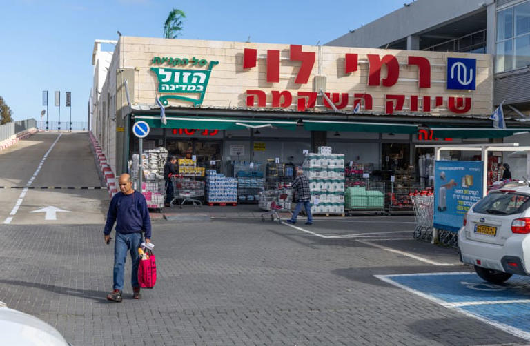 Haredim threaten to boycott Rami Levy's Israir if Shabbat flights continue