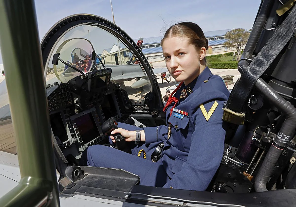El detalle del uniforme de Leonor que ha liado el 'gran pollo' en su ...
