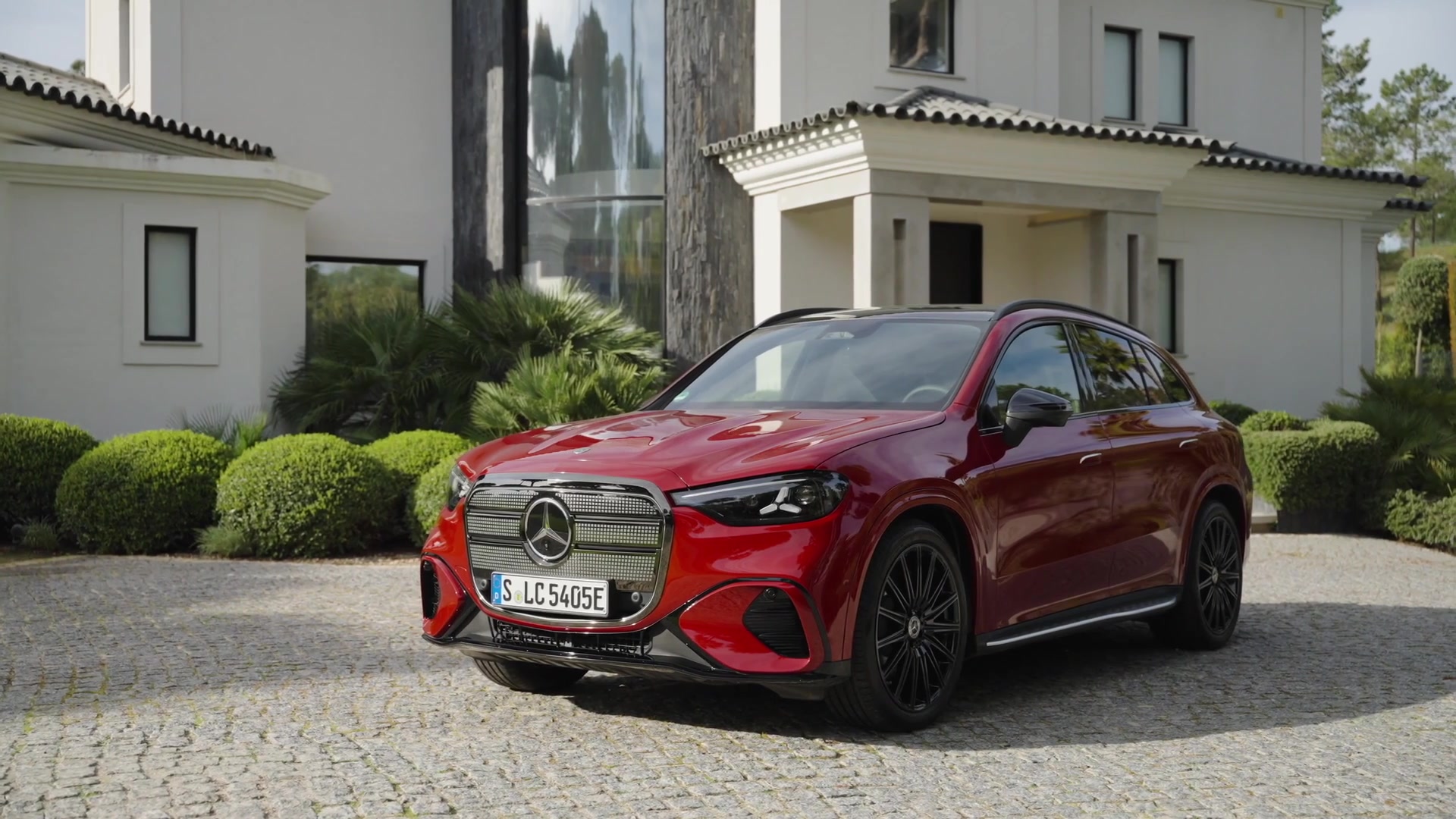 Mercedes-Benz GLC 400 4MATIC with EQ technology design preview in ...