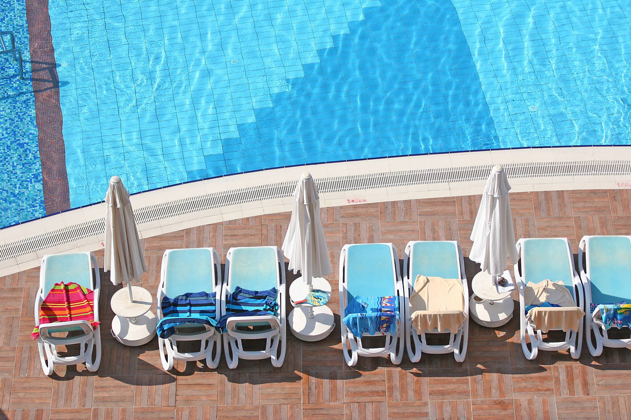 Handtuch-Krieg am Pool: Psychologin erklärt, warum wir Liegen reservieren