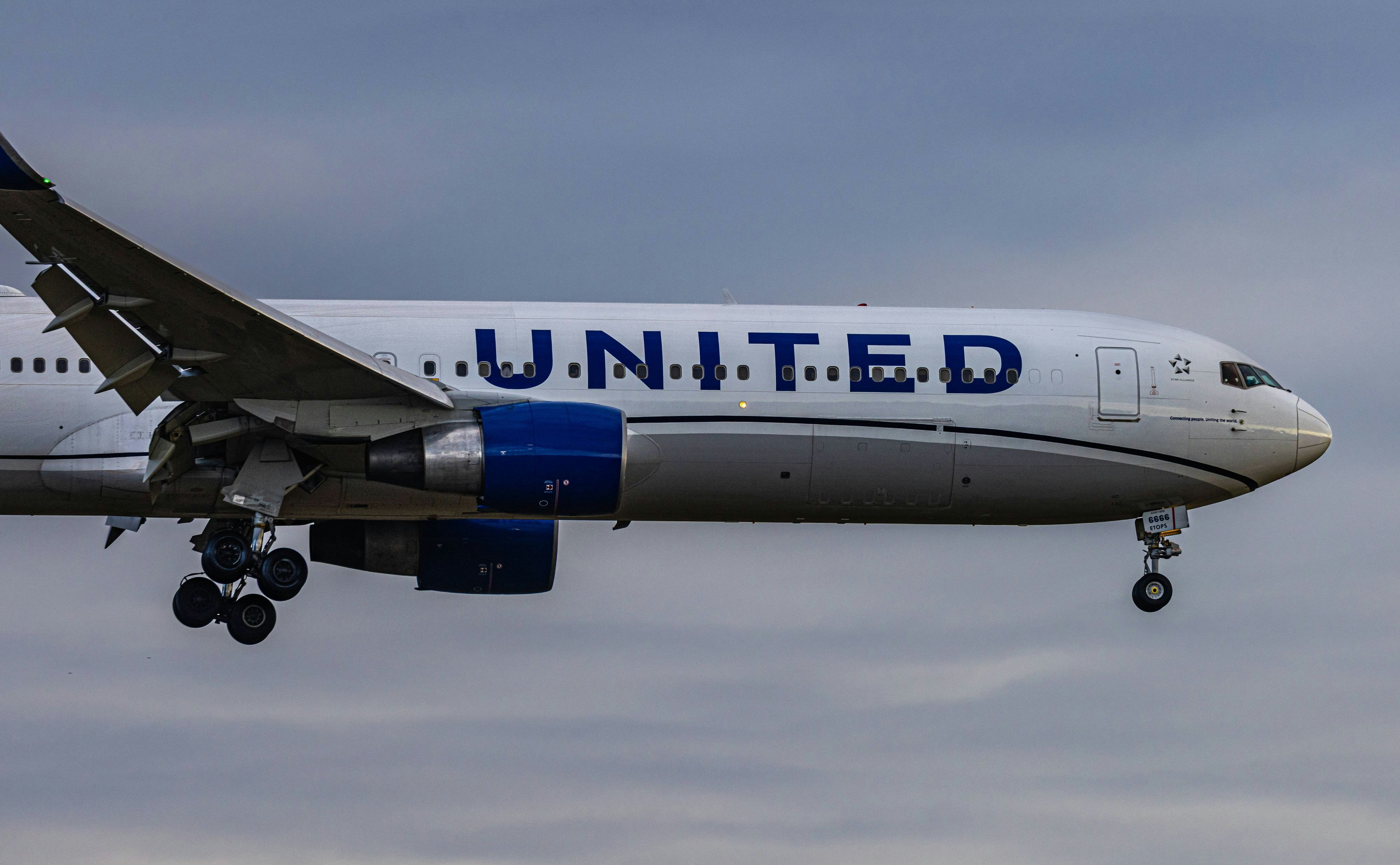Dramatische Landung: Boeing 767 fliegt zu tief und streift plötzlich ...