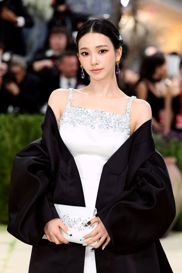 เปิดดีเทลลุค คาริน่า-หนิงหนิง aespa เจิดจรัสบนพรมแดง Met Gala 2026