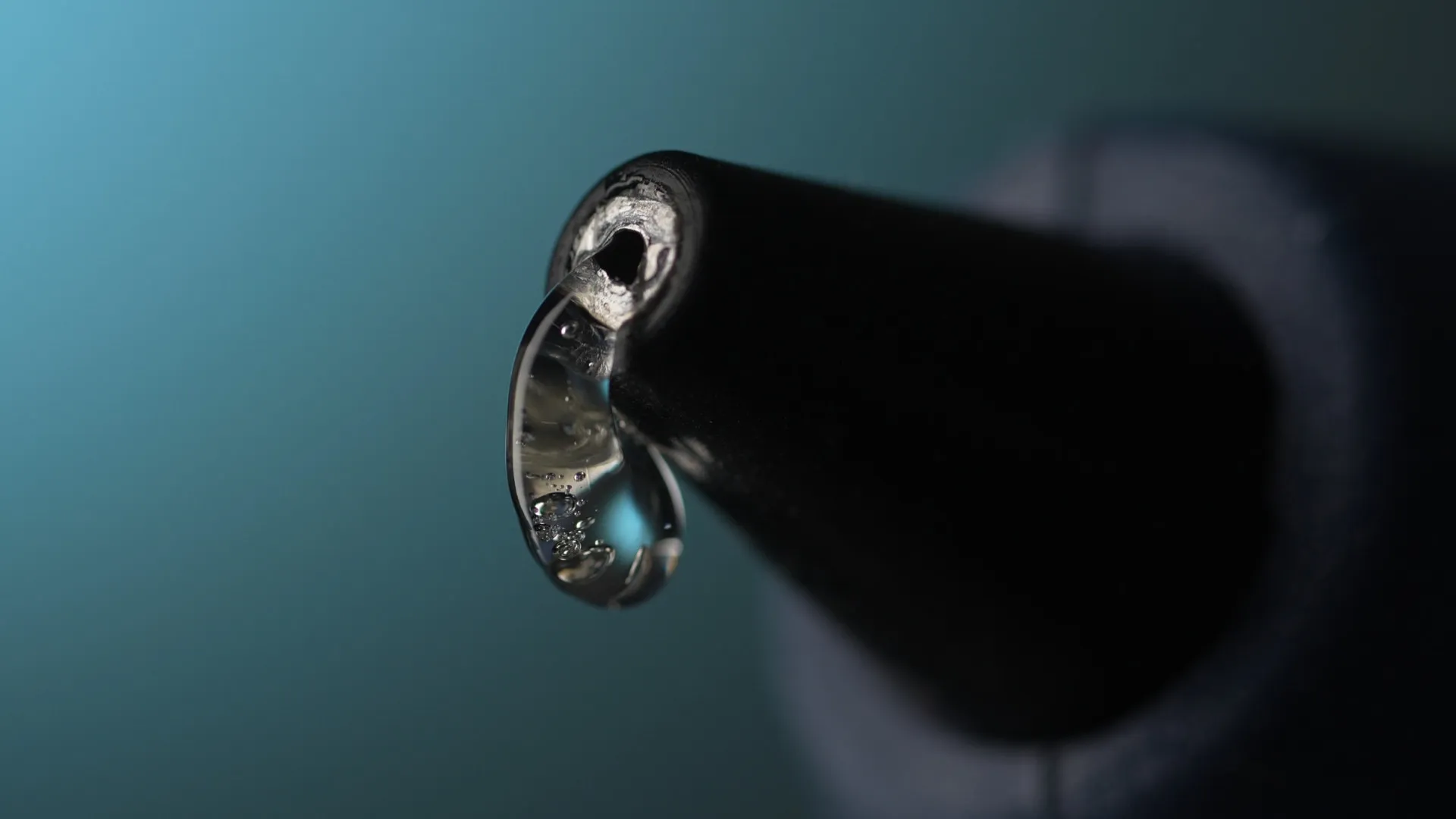 Deve usar cola quente para limpar entrada USB-C? Eis os riscos