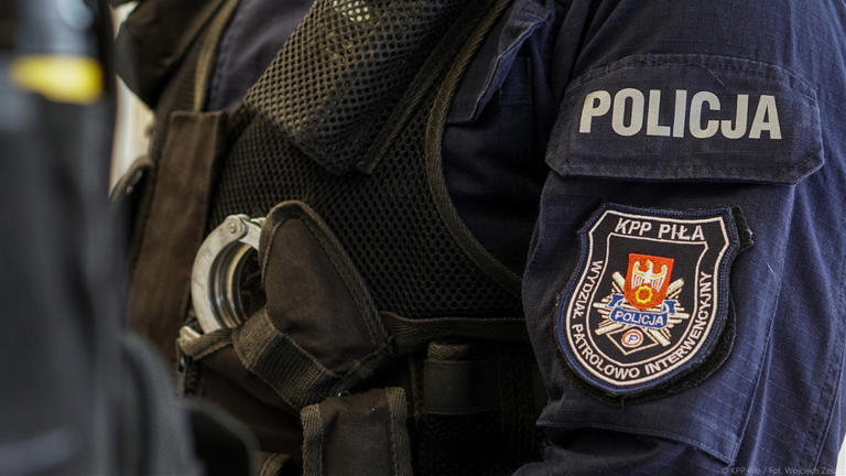 Mieszkanka Piły ukrywała się przed policją w szafie na ubrania. Trafiła ...