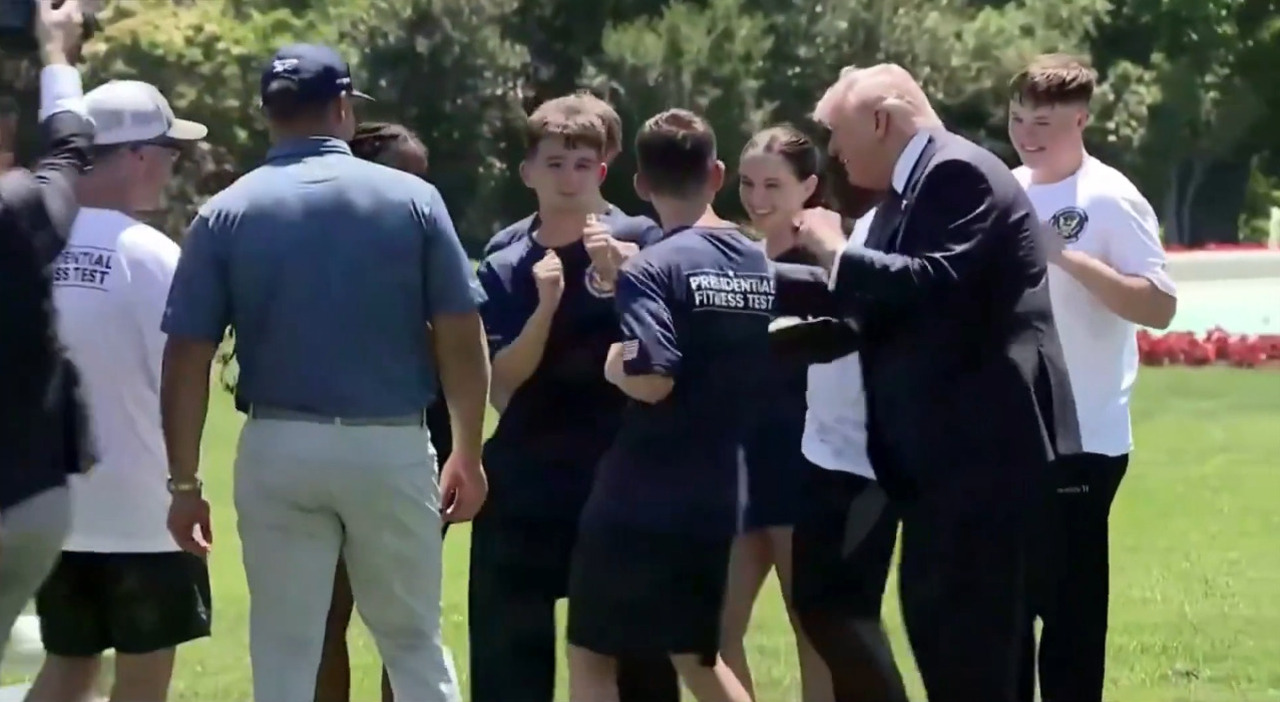 Trump insegna il suo ballo, studenti in delirio al fitness test alla ...