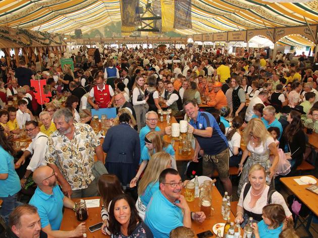 Betrunkener Volksfest-Schausteller schläft an Tankstelle ein – Senior ...