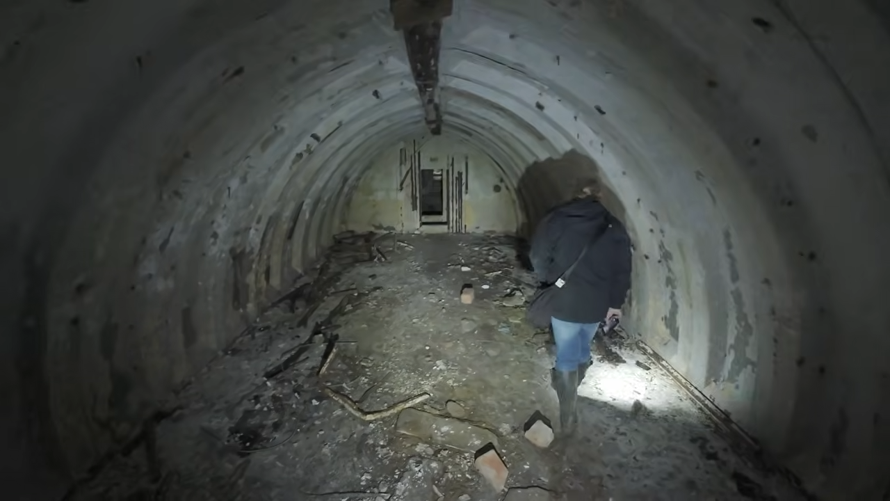Sie filmten den Boden und entdeckten erst später den Eingang