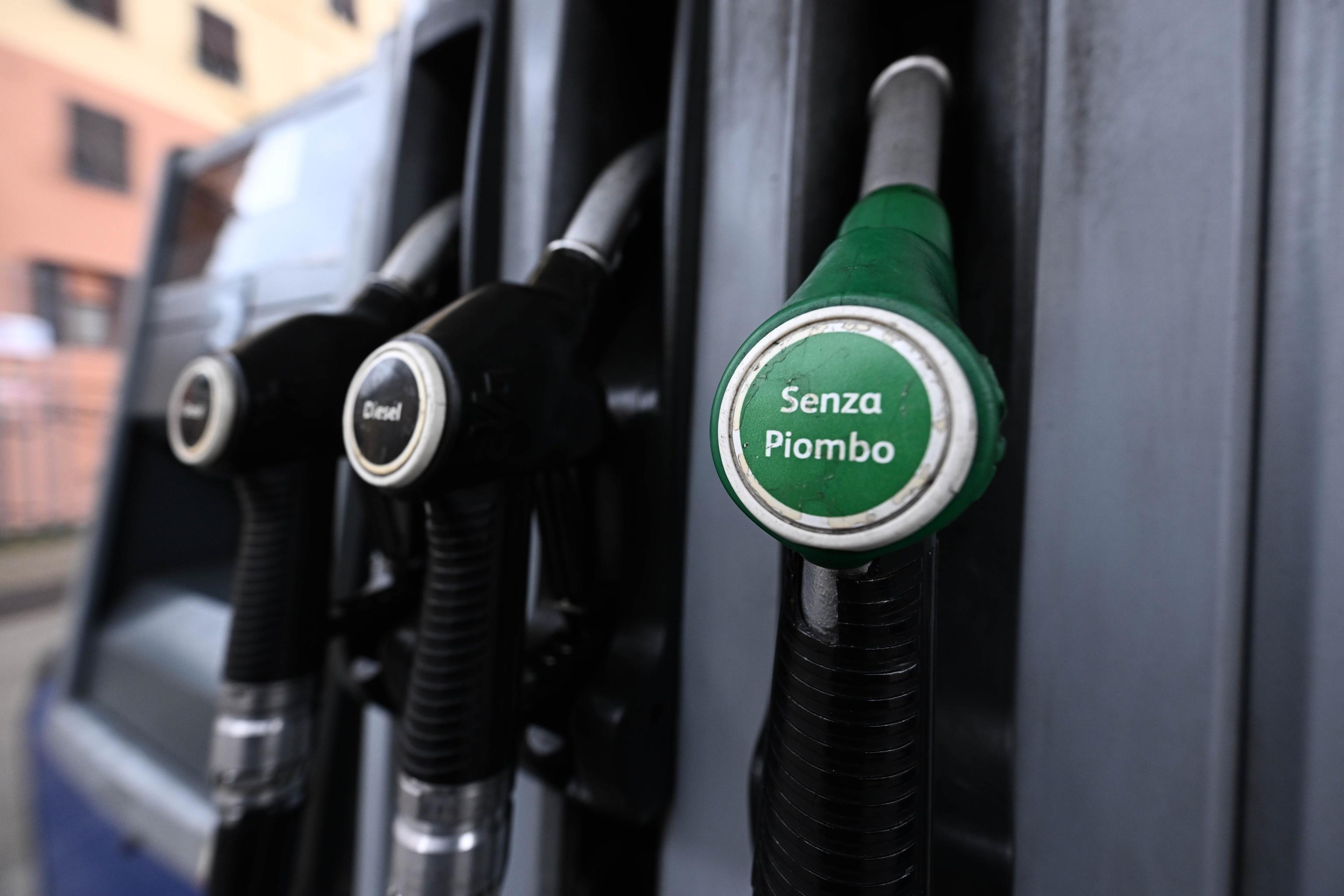 Mimit, benzina self a 1,934 euro sulle strade ordinarie