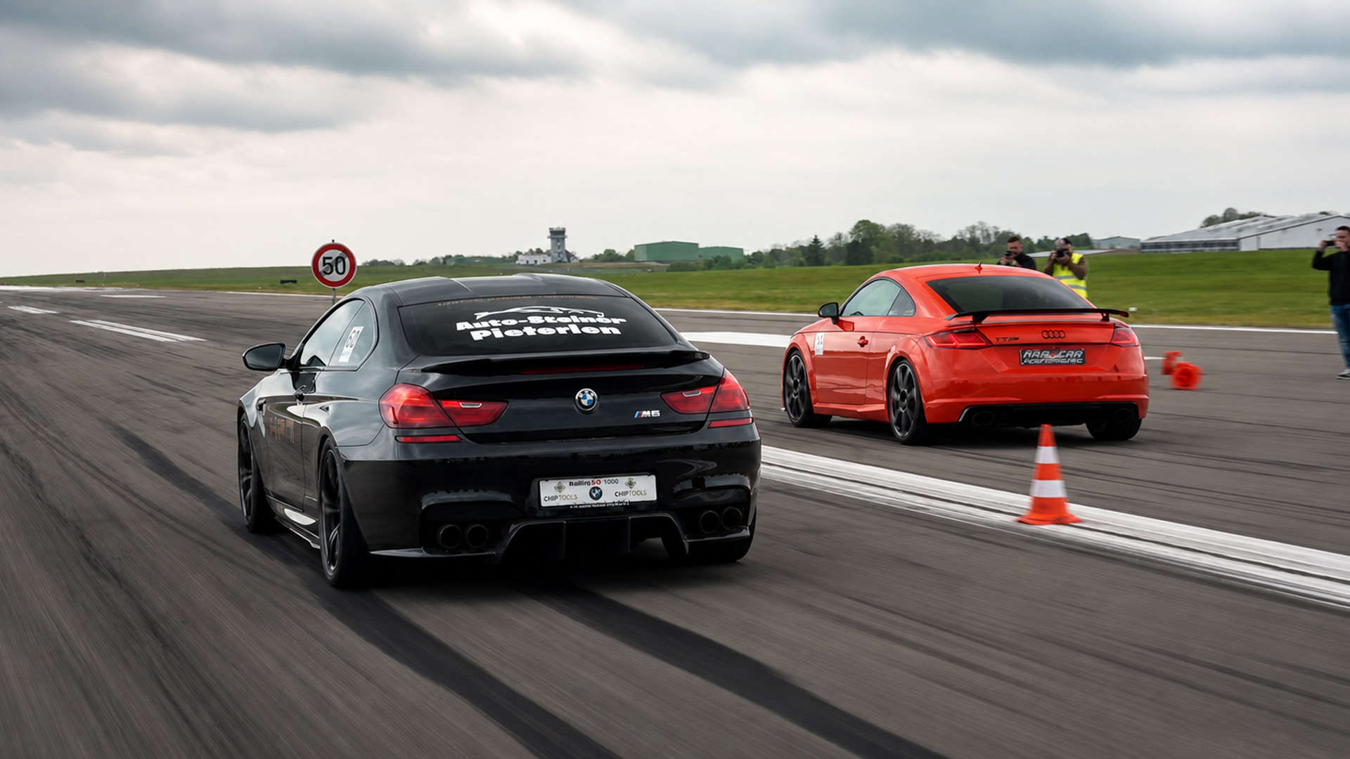 BMW M6 mit Biturbo gegen Audi TT RS im Launch-Duell auf der Landebahn