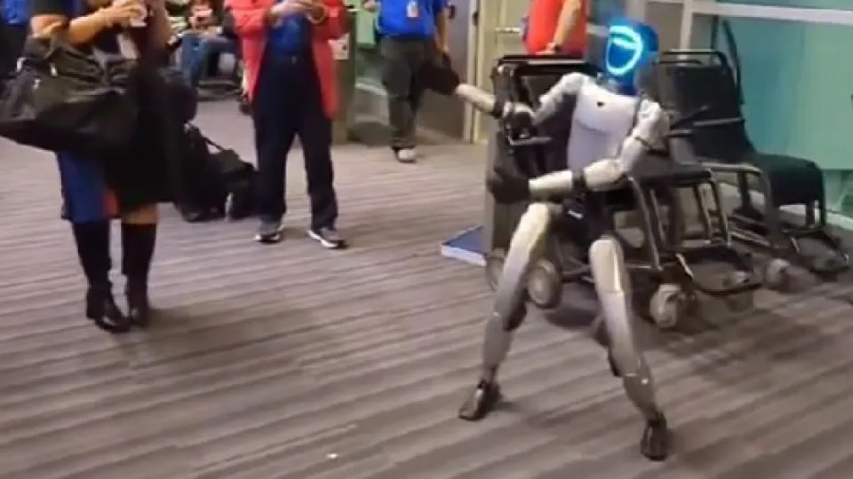 Dança, tira selfies... e atrasa voo nos EUA: Eis Bebop, o robô que viaja