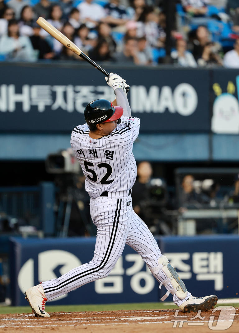 LG 이재원, 1군 복귀전서 선제 투런포…935일 만에 홈런
