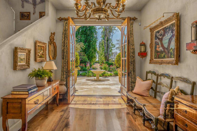 Go inside late San Francisco Giants owner's Napa Valley vineyard home ...