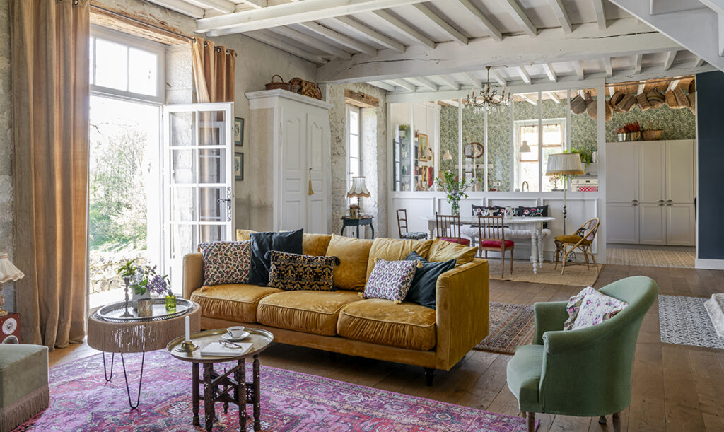Da rustico a chic: una casa di campagna con carte da parati floreali e ...