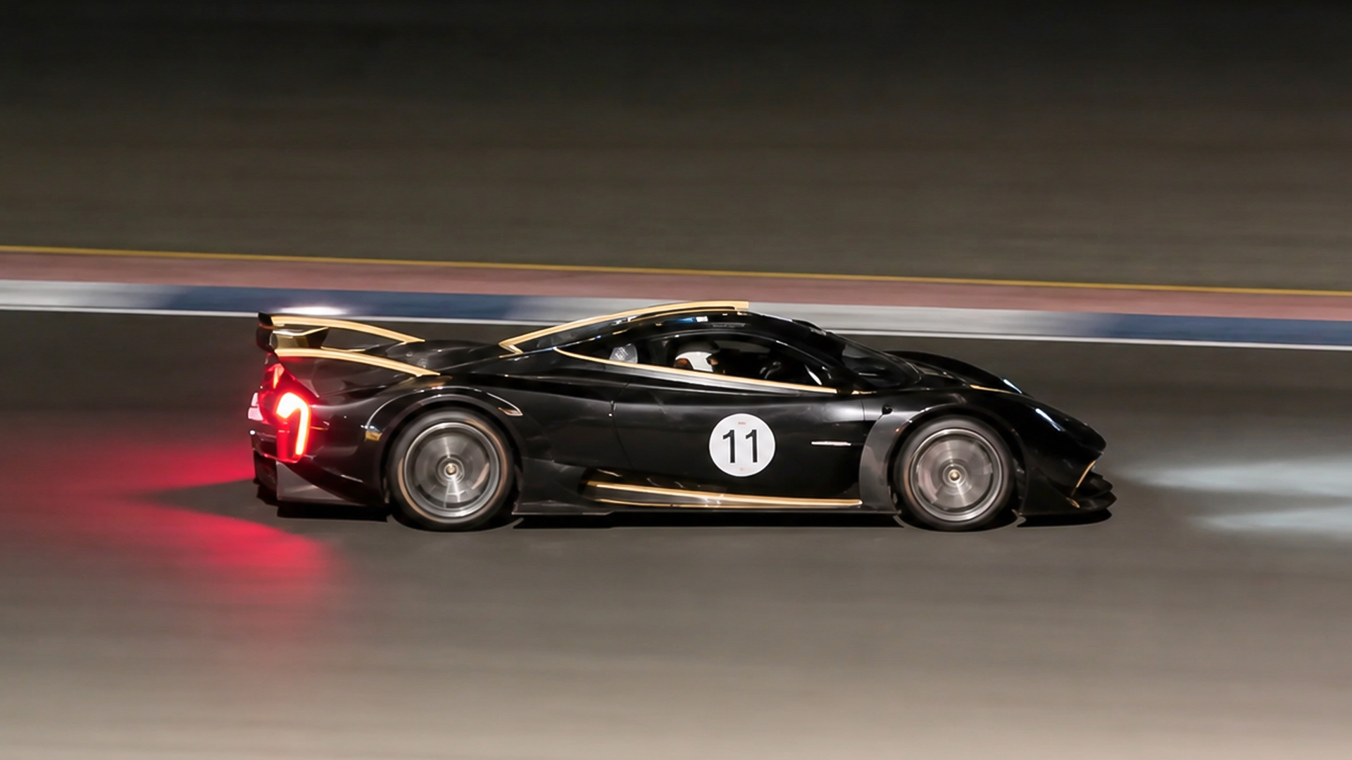 Billionaire-link met Pagani Huayra R van 3 miljoen dollar op het circuit