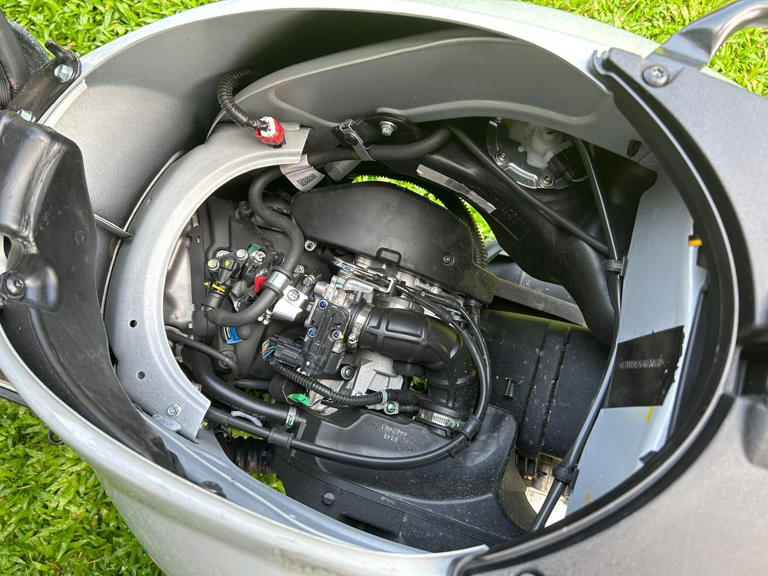 Praktisnya bagasi Vespa matic yang tidak dimiliki skutik Jepang