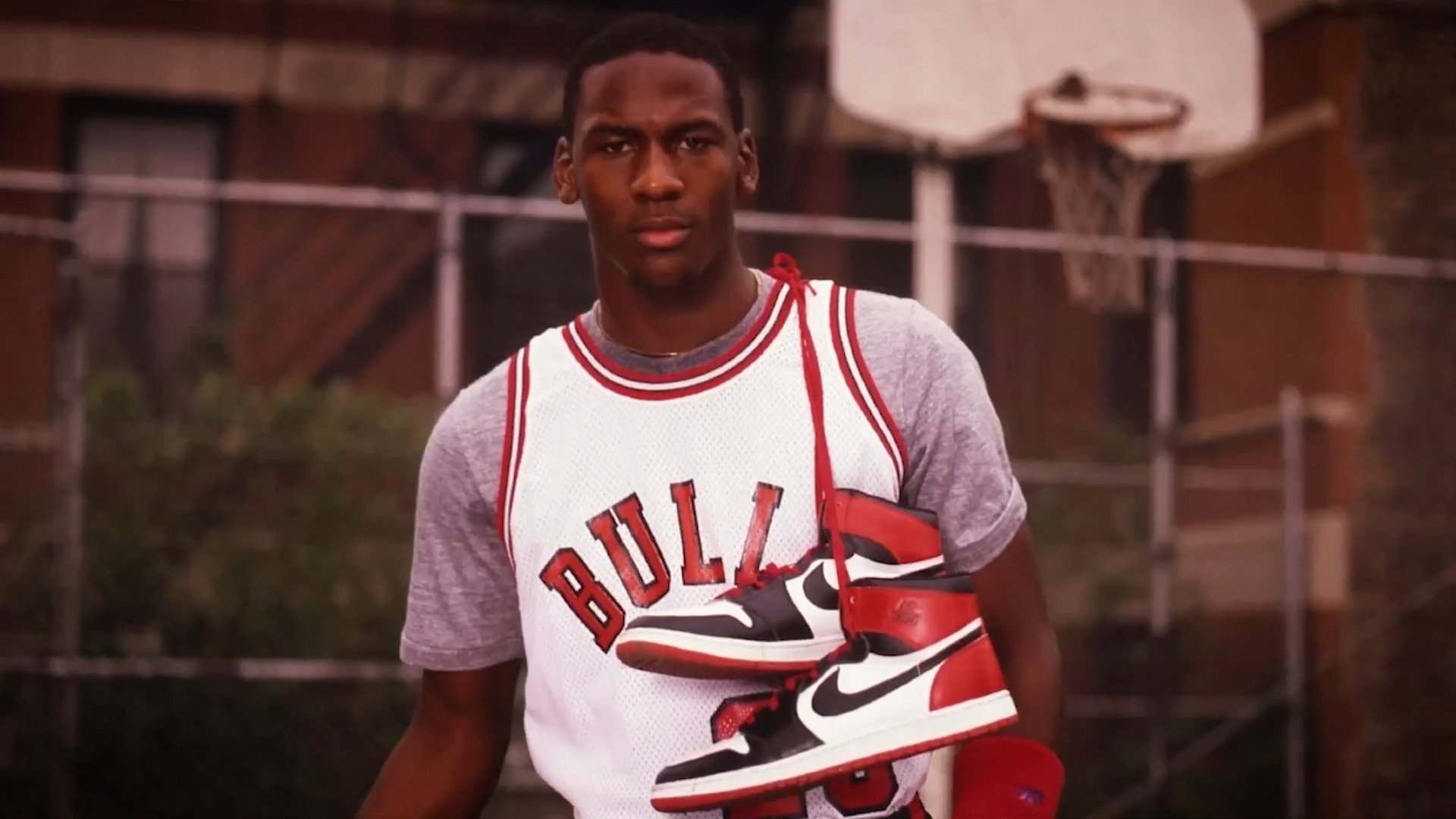 Sieh zu, wie Michael Jordan Nike rettete und in ein Milliardenimperium ...