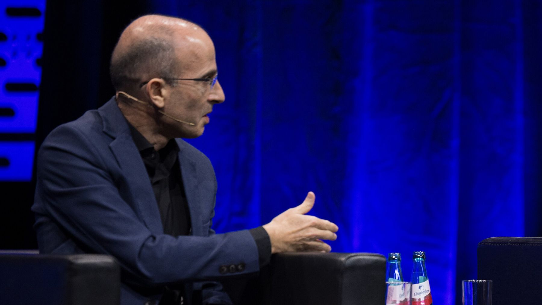 Yuval Noah Harari, filósofo: «Una bomba atómica no puede decidir dónde ...