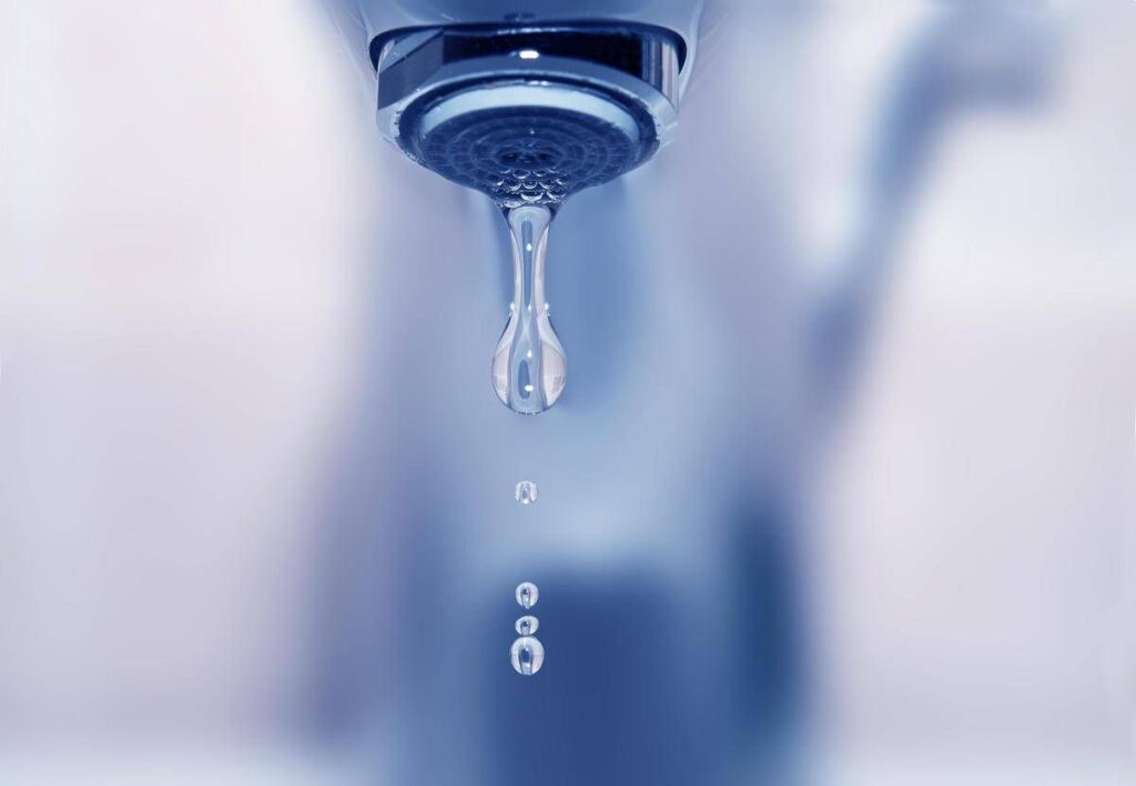 Salute, l’esperto: "Bere acqua fa bene anche ai denti e al sorriso"