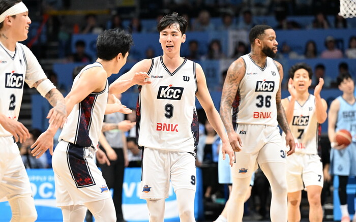 ‘주눅 들지 않는 여유’ 프로농구 KCC 질주의 힘