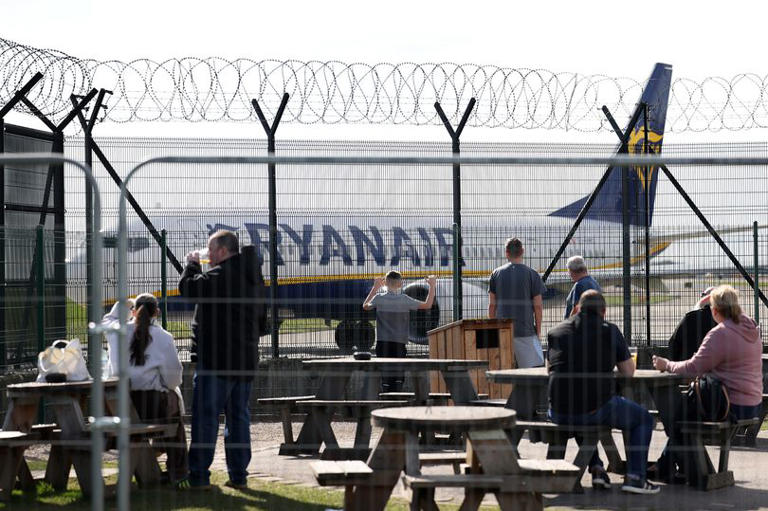 Ryanair boss pushes airports to ban morning pints to curb flight disruption