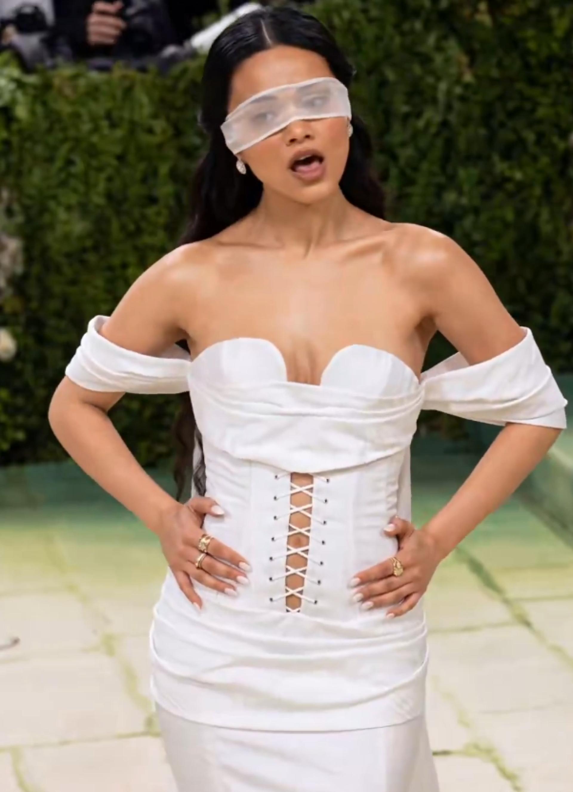 Rachel Zegler goes viral after unusual jaw movements at Met Gala