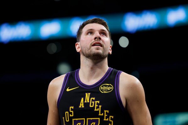 Luka Doncic vuelve a ser desafiado por la leyenda de la WWE, Ric Flair